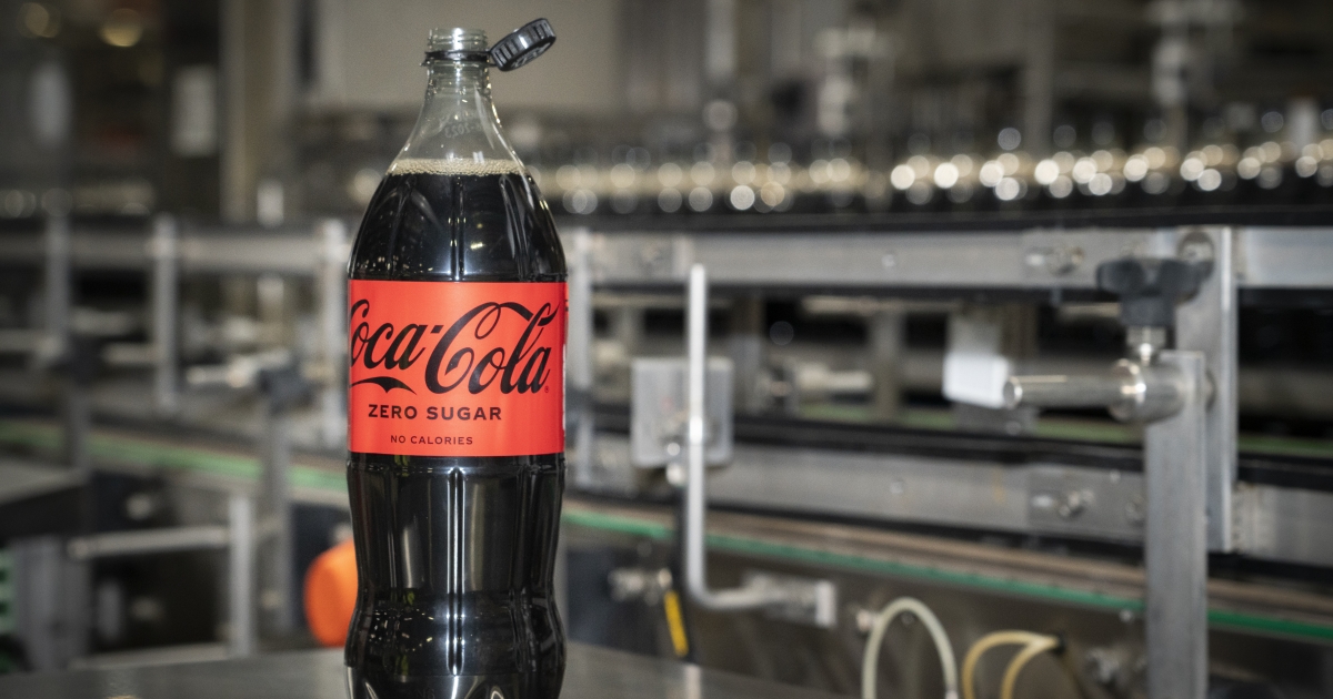Coca-Cola introduces caps that stay attached to the plastic bottle | Fost Plus